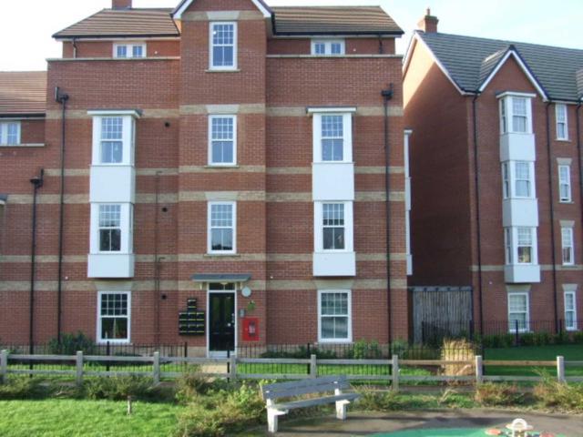 Fletton Dell, Woburn Sands MK17, 2 bed flat to rent, £1,250 pcm | PrimeLocation