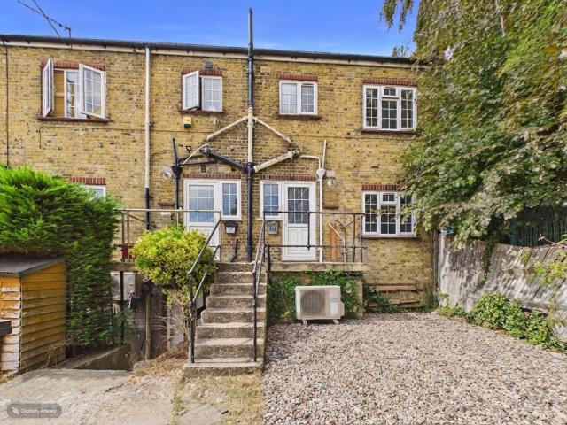 Flexible Two/Three Bedroom Maisonette with Parking, Near Hemel Town Centre