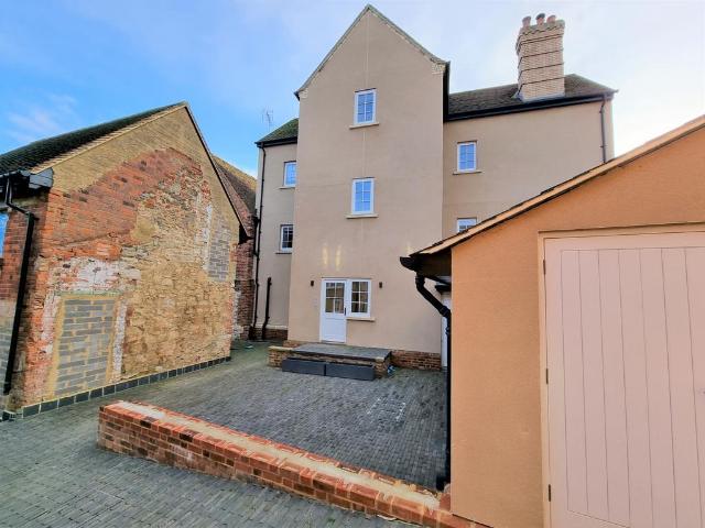 Fleece Yard, Buckingham, MK18 2 bed apartment to rent £1,295 pcm £299 pw
