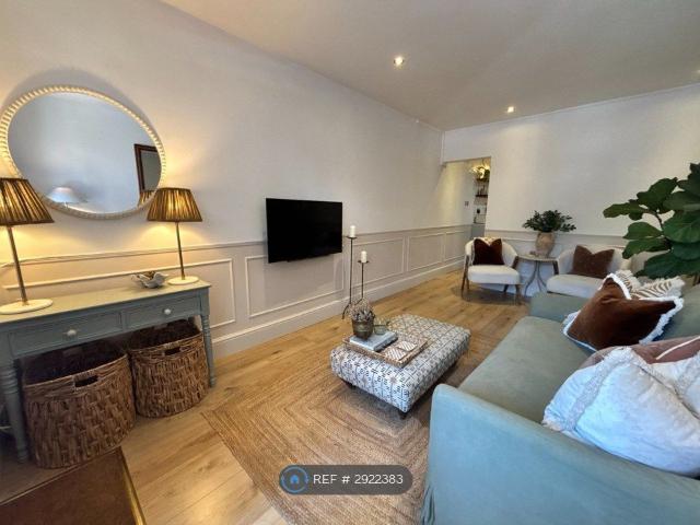 Fleet Road, Fleet GU51, 2 bed flat to rent, £1,400 pcm | PrimeLocation