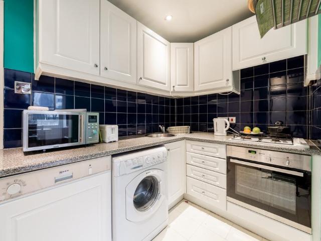 Fleet Road London NW3 1 bed flat to rent £2,300 pcm £531 pw