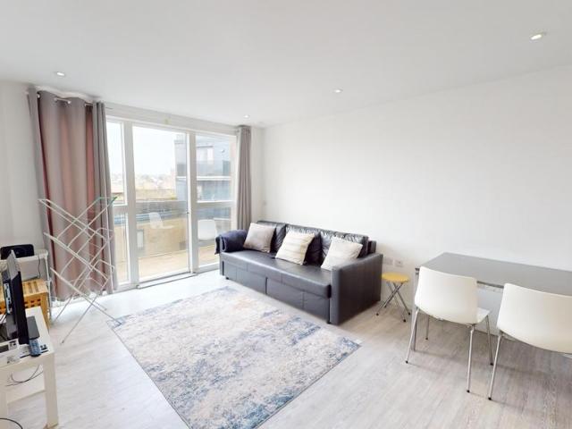 Fleet Street 2 bed apartment to rent £2,150 pcm £496 pw