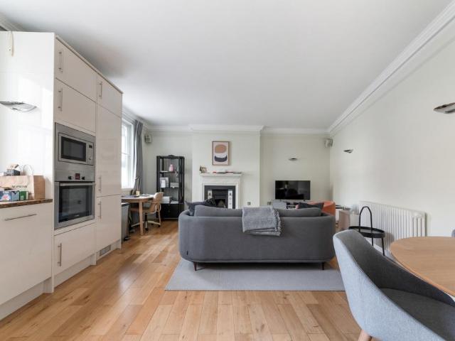 Fleet Street 2 bed flat to rent £3,700 pcm £854 pw