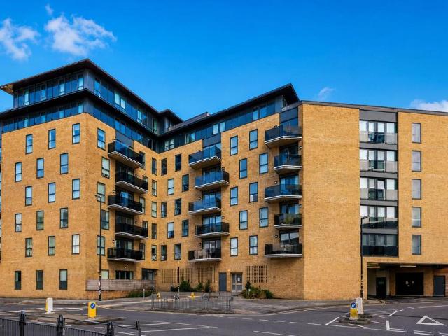 Fleet Street, Brighton 2 bed apartment to rent £1,895 pcm £437 pw