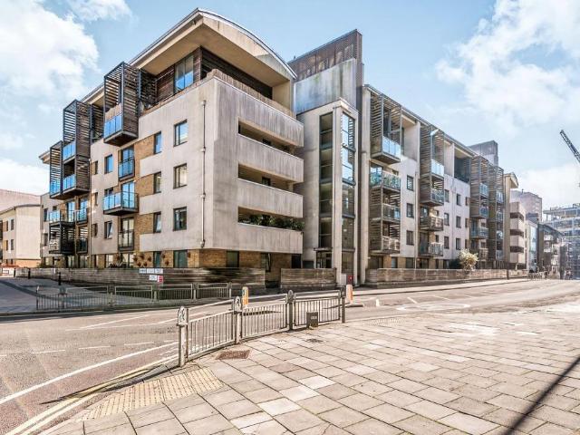 Fleet Street, Brighton 2 bed flat to rent £1,900 pcm £438 pw