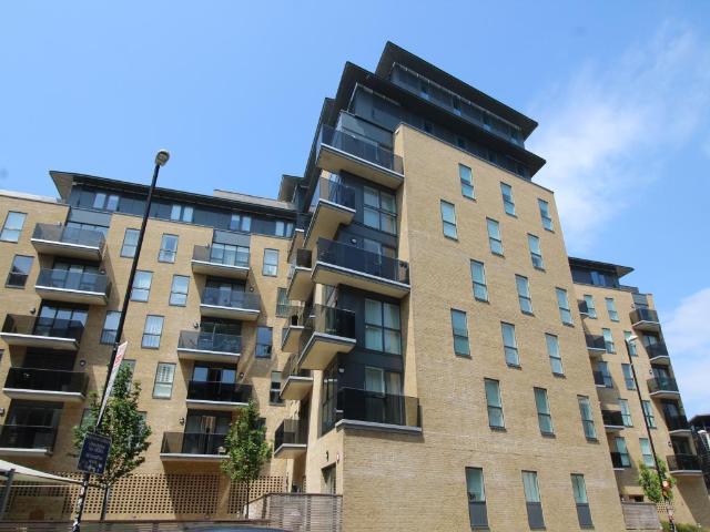 Fleet Street, Brighton BN1 2 bed flat to rent £1,750 pcm £404 pw