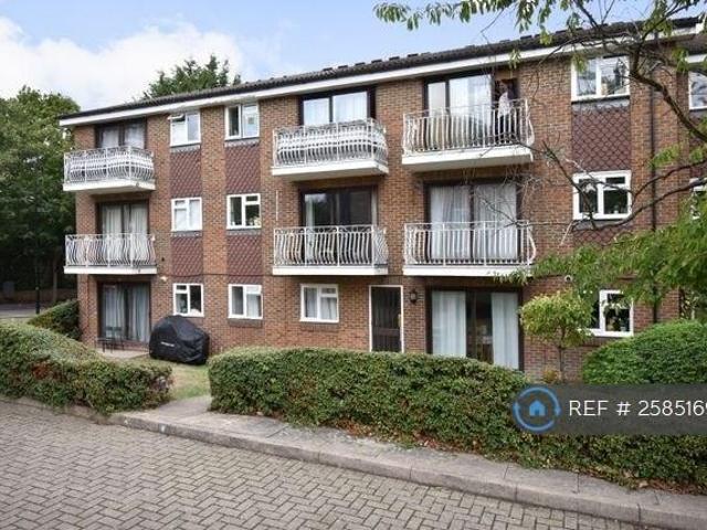 Fleetwood Close, Croydon, CR0 2 bed flat to rent £1,700 pcm £392 pw