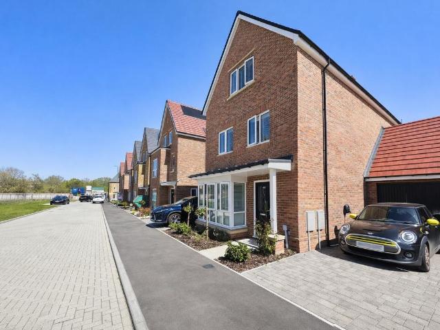 Fleming Close, Ascot SL5, 4 bed detached house to rent, £3,700 pcm | PrimeLocation