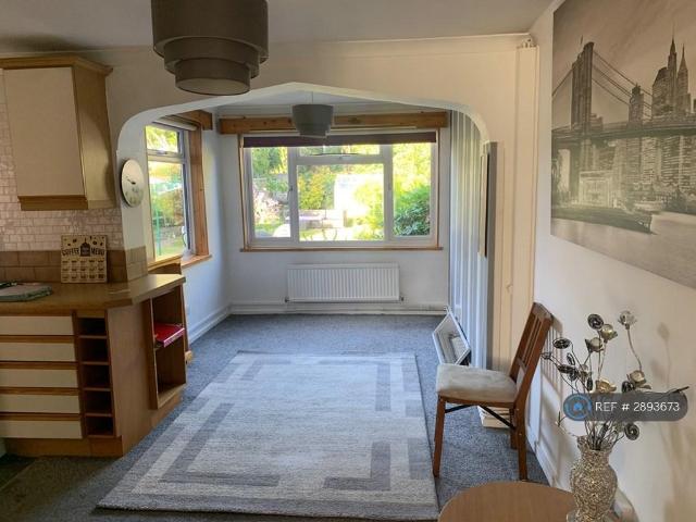 Flinders Close, Herts, AL1 3 bed semi detached house to rent £2,350 pcm £542 pw