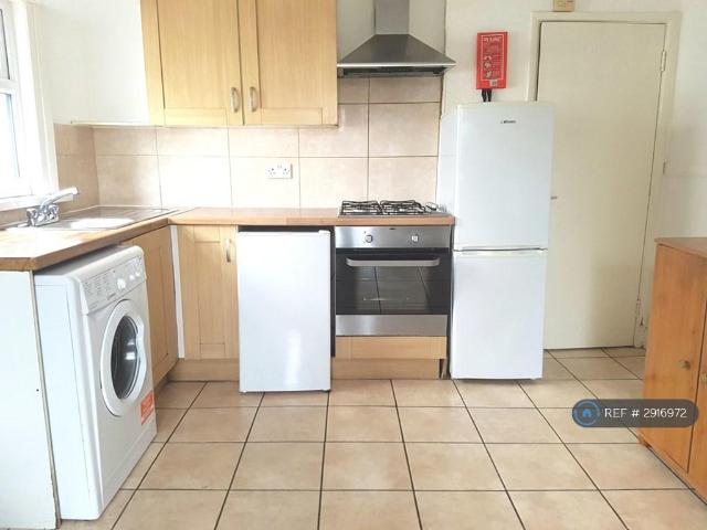 Frobisher Road, London, N8 3 bed flat to rent £2,400 pcm £554 pw