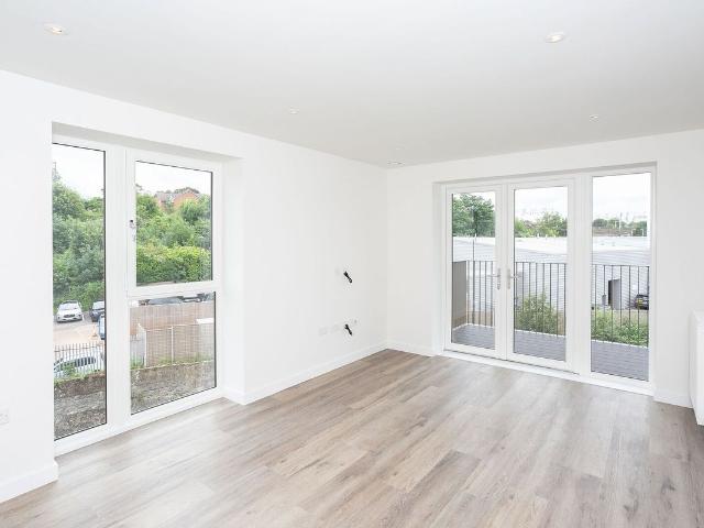 Frogmore Avenue WD17, Watford, 2 bed flat to rent, £1,800 pcm | PrimeLocation