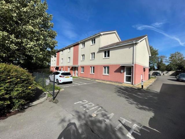 Frome Court, Bristol BS35, 2 bed flat to rent, £1,200 pcm | PrimeLocation