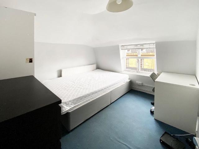 Front Left Room 4 Students, Flat A 47/48 St John Street, Oxford OX1 2LQ