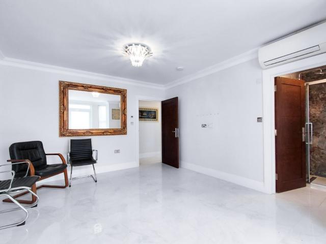 Front Lower Ground Floor Flat 39 Front Lower Ground Floor Flat The Mall London 2668023