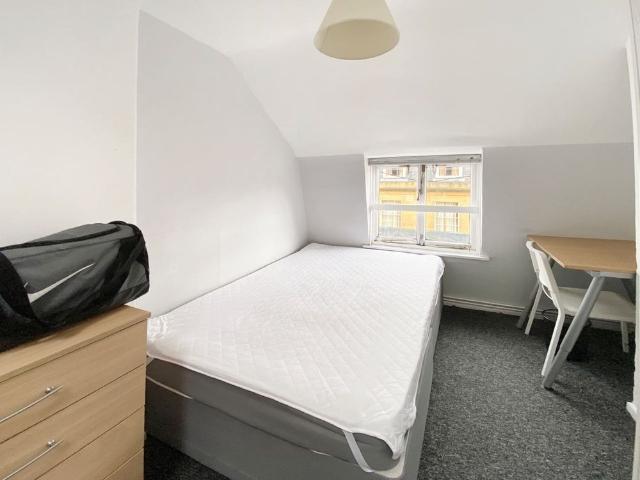 Front Middle Right 2 Students, Flat A 47/48 St John Street, Oxford OX1 2LQ