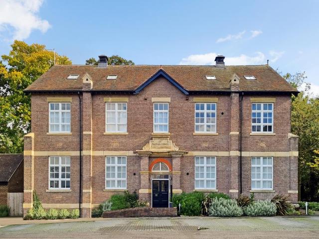 Frances Drive, Bedfordshire LU6 2 bed flat to rent £1,700 pcm £392 pw