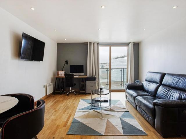 Frances Wharf, E14 2 bed apartment to rent £2,500 pcm £577 pw