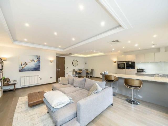 Frances Wharf, London E14 3 bed flat to rent £3,800 pcm £877 pw