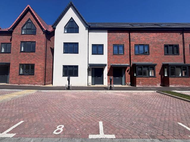 Francis Avenue, Aylesbury HP21, 4 bed terraced house to rent, £2,500 pcm | PrimeLocation