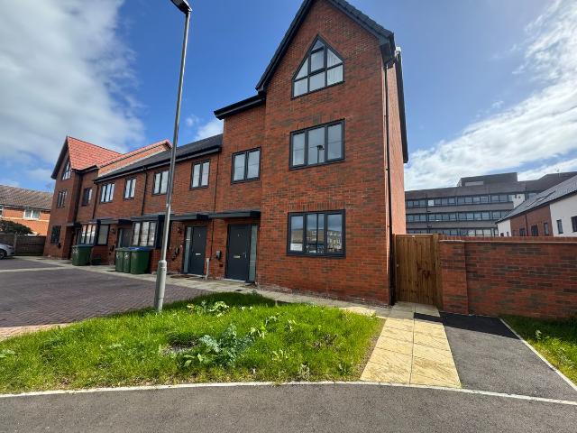 Francis Avenue, Aylesbury HP21, 4 bed property to rent, £2,500 pcm | PrimeLocation