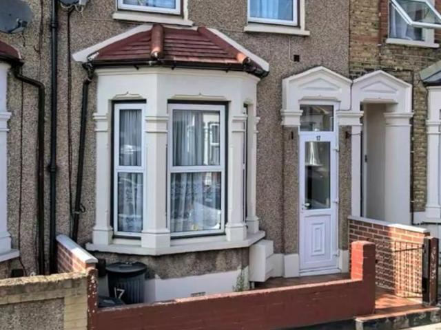 Francis Avenue, Ilford 2 bed terraced house to rent £1,900 pcm £438 pw