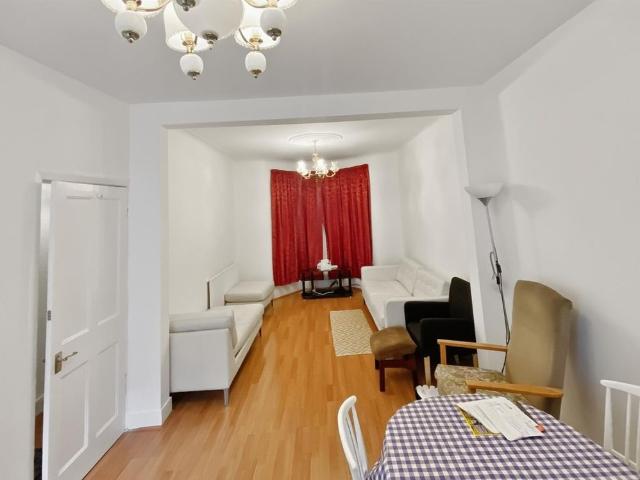 Francis Avenue, Ilford
