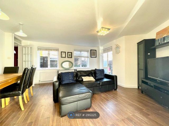 Francis Close, London E14, 3 bed terraced house to rent, £2,500 pcm | PrimeLocation