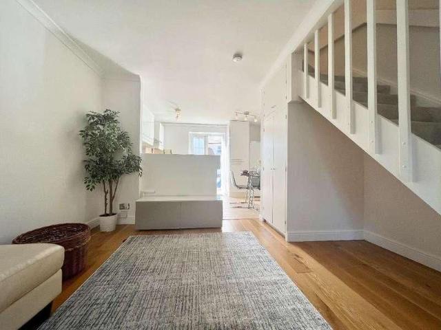 Francis Close, London, E14