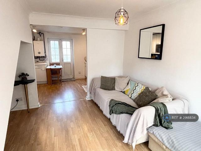 Francis Close, London, E14 2 bed end of terrace house to rent £2,150 pcm £496 pw