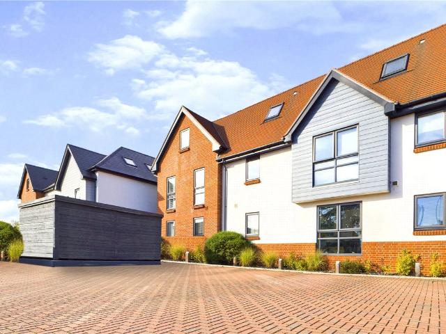 Francis Close, Thatcham, Berkshire RG18, 2 bed flat to rent, £1,400 pcm | PrimeLocation