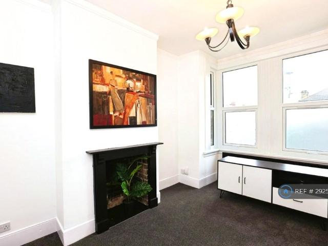 Francis Road, London, E10 2 bed maisonette to rent £2,000 pcm £462 pw
