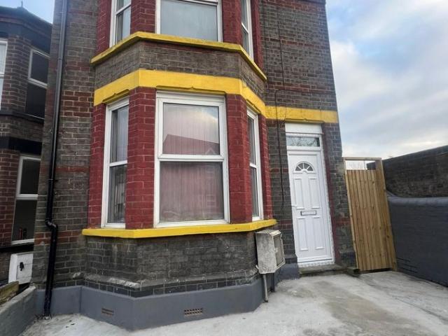 Francis Street, Luton LU1, 5 bed semi detached house to rent, £2,200 pcm | PrimeLocation