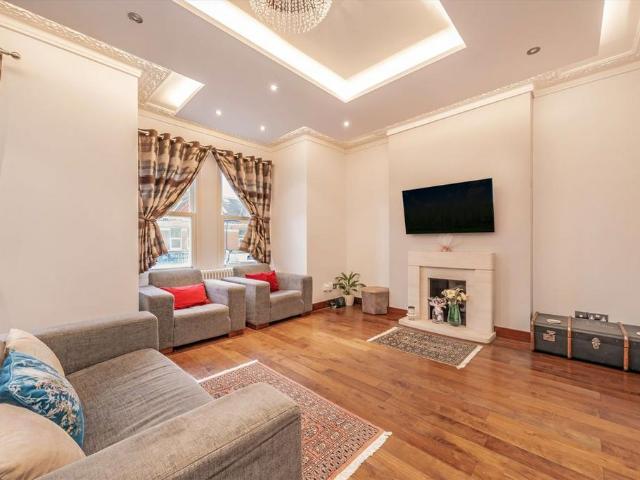 Franciscan Road, London SW17 2 bed maisonette to rent £2,550 pcm £588 pw