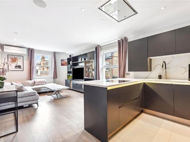 Franciscan Road, London SW17 4 bed flat to rent £4,500 pcm £1,038 pw