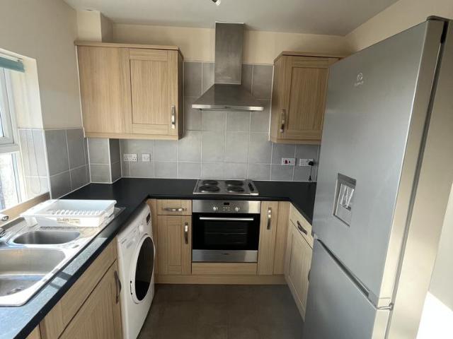 Frankel Avenue, Swindon SN25 2 bed apartment to rent £1,050 pcm £242 pw