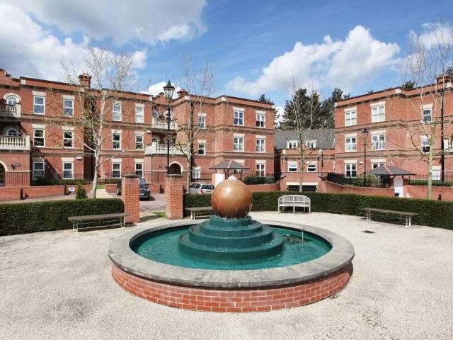 Franklin Court Wormley GU8 2 bed flat to rent £1,650 pcm £381 pw