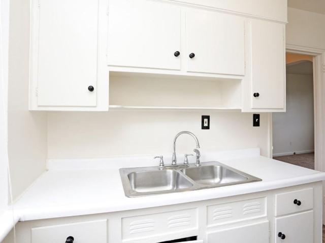 Franklin Court Apartments 2 Bedroom Apartment for Rent at 4925 Franklin Ave, Des Moines, IA 50310 Merle Hay