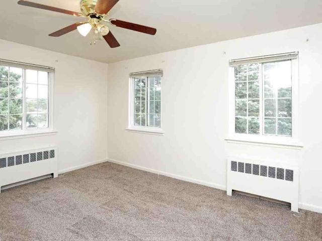 Franklin Court Apartments 2 Bedroom Apartment for Rent at 4925 Franklin Ave, Des Moines, IA 50310 Merle Hay