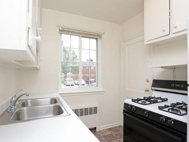 Franklin Court Apartments 2 Bedroom Apartment for Rent at 4925 Franklin Ave, Des Moines, IA 50310 Merle Hay