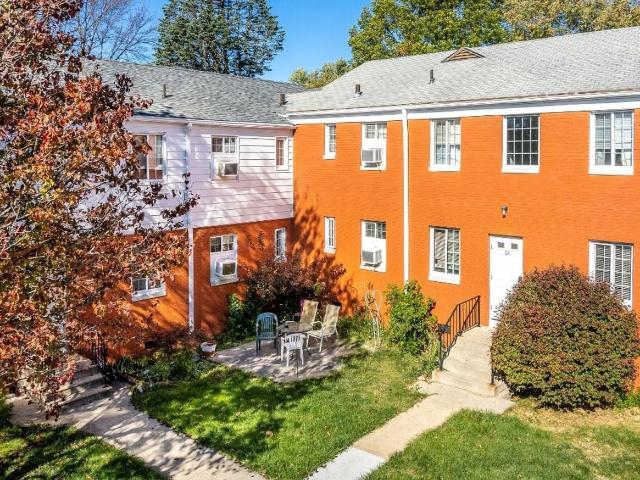 Franklin Court Apartments 2 Bedroom Apartment for Rent at 4925 Franklin Ave, Des Moines, IA 50310 Merle Hay