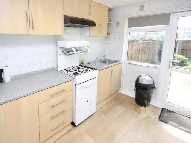 Franklin Court, Guildford, Surrey, GU2 4 bed terraced house to rent £3,200 pcm £738 pw