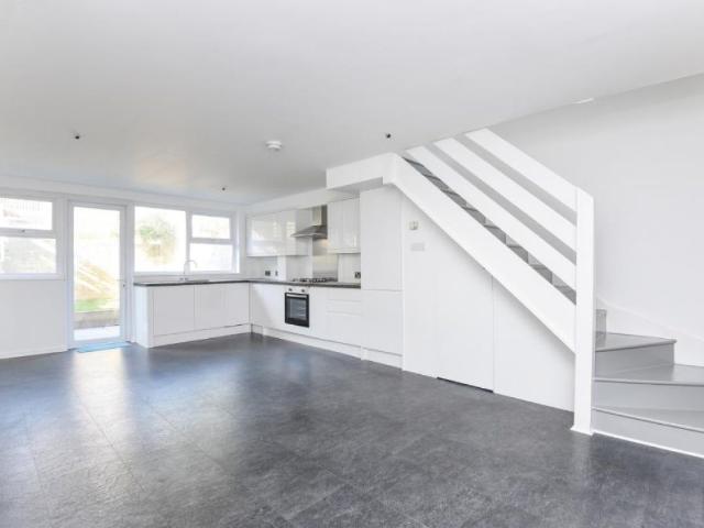 Franklin Close, London SE27, 3 bed terraced house to rent, £2,600 pcm | PrimeLocation