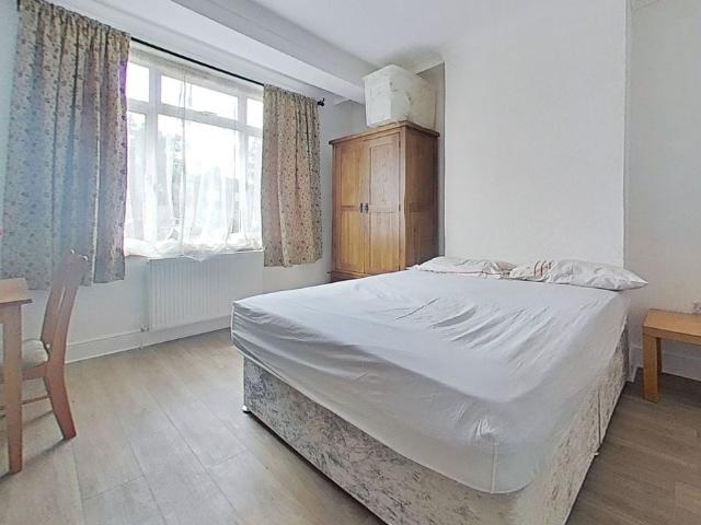 Franklin Crescent, Mitcham CR4, Studio to rent, £1,350 pcm | PrimeLocation