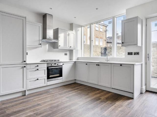 Fransfield Grove, Sydenham, London, SE26 3 bed semi detached house to rent £3,000 pcm £692 pw