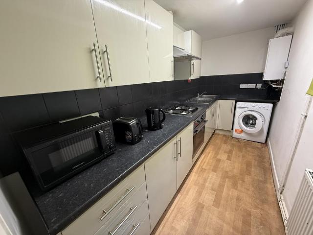 Frederick Grove, Lenton NG7 6 bed house to rent £2,086 pcm £481 pw