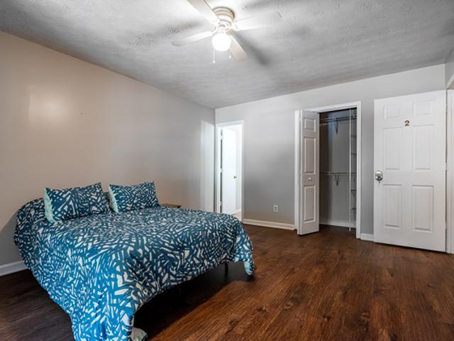 FREE AMENITIES ℹ PROFESSIONAL SUPER HOST Move in Fee Waived‼ Free High Speed Internet Cleaning Services Included Smart Lock Rooms All Utilities Included