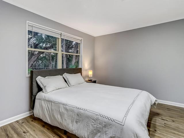 FREE LAUNDRY and 2 wifi routers! Very Friendly Home. Cozy & beautiful with large yard. House with Dining area and screened patio