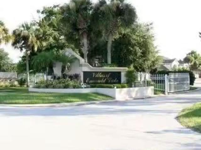 FREE RENT Spacious 1st Floor 2/2 with Lakeside Views! Pet Frie.