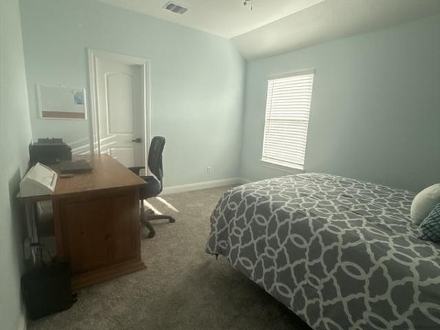 Free room/exchange for help with pickup/drop off