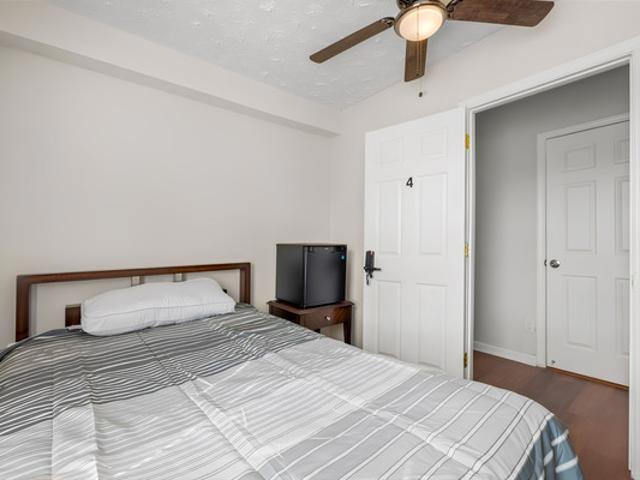 FREE WEEK OFFER DURING STAYPERFECT Location near San Marco: Large Rooms with Personal TV/Mini Fridge & A/C | Steps from Bus Stops! Extra Fridge Space with Bonus Room!